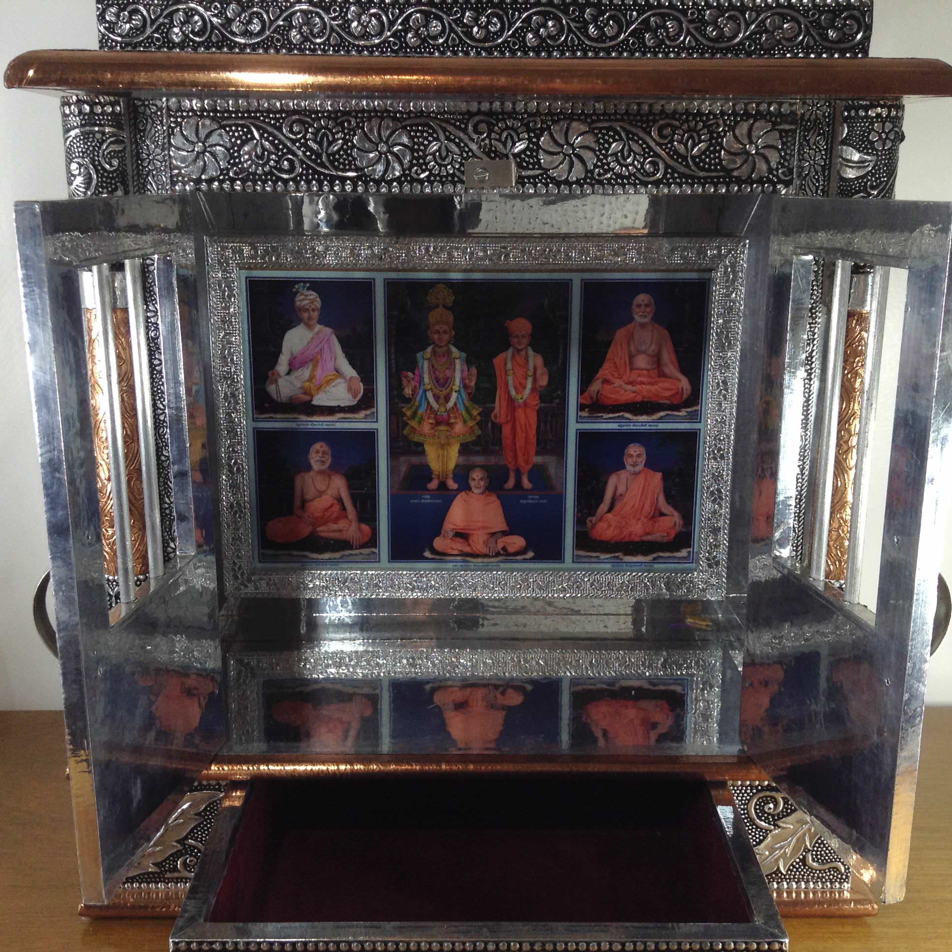 Mini Altar hindu com design clássico (com portas e gaveta) – Bazar Indiano