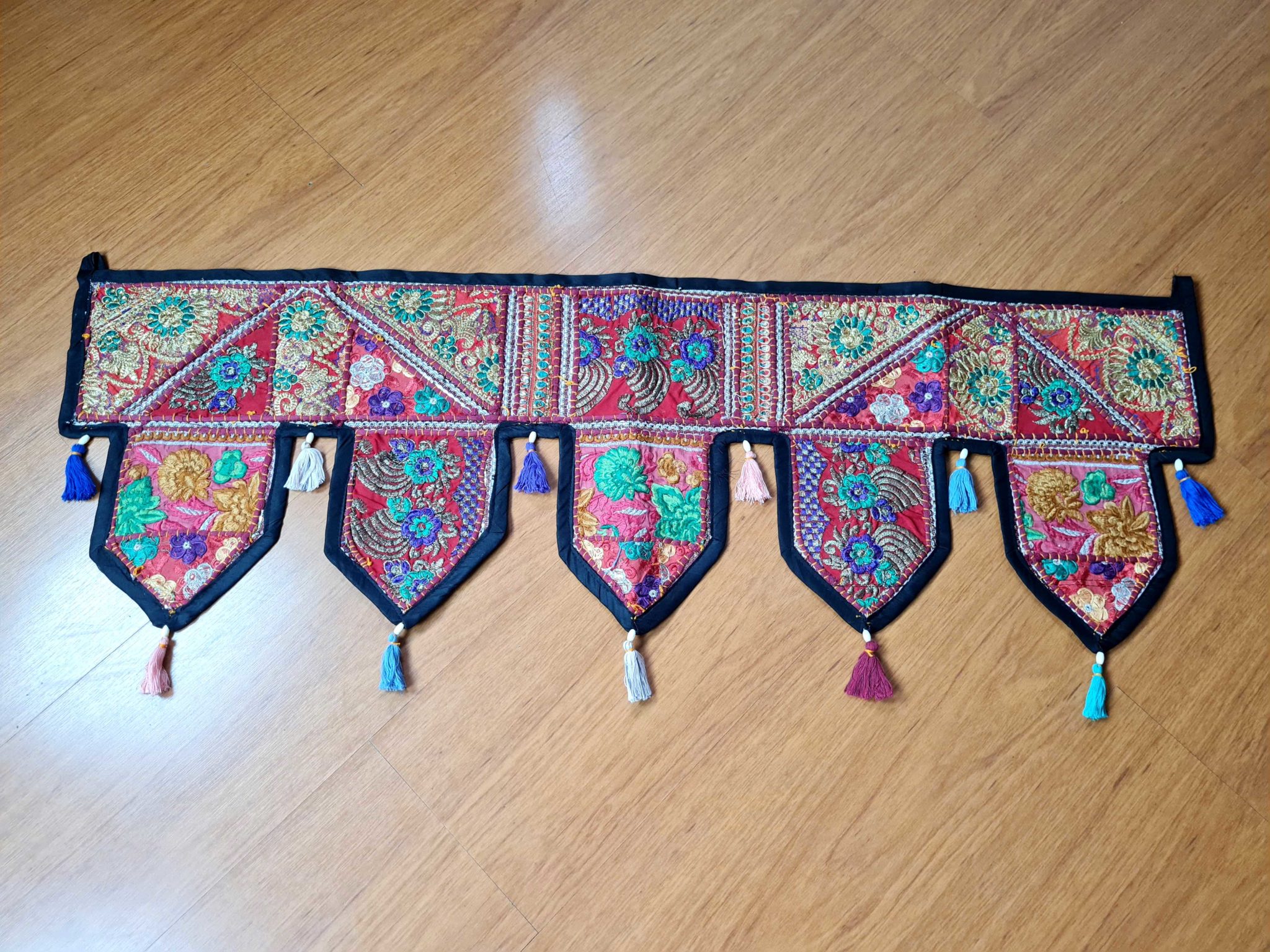 Bandô de porta indiano (Toran) 5 pontas bordado vermelho e color ...