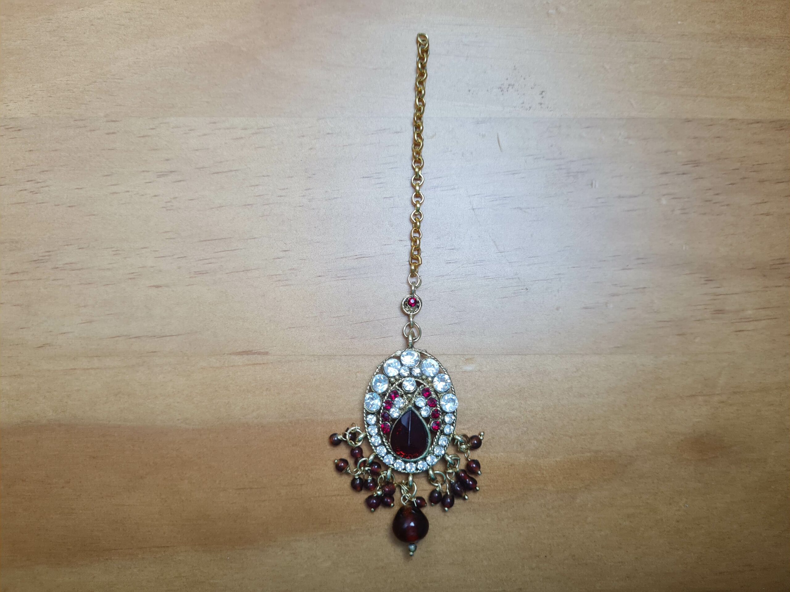 Tikka para enfeitar o centro da testa com pedrarias – Bazar Indiano