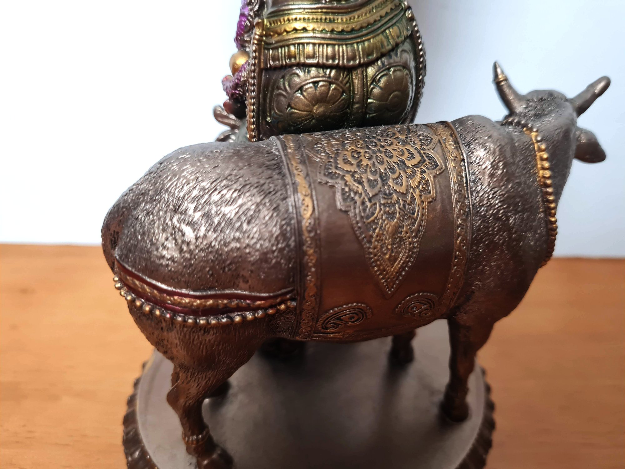 Estátua de Krishna e a vaca sagrada acabamento bronzeado 26cm – Bazar ...