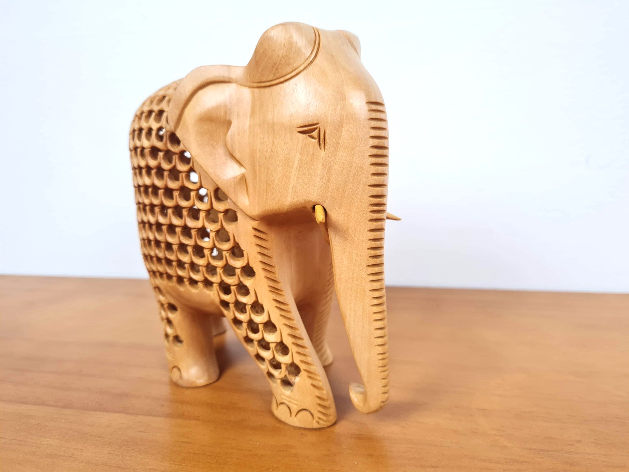 Elefante esculpido em madeira com elementos vazados 15cm – Bazar Indiano