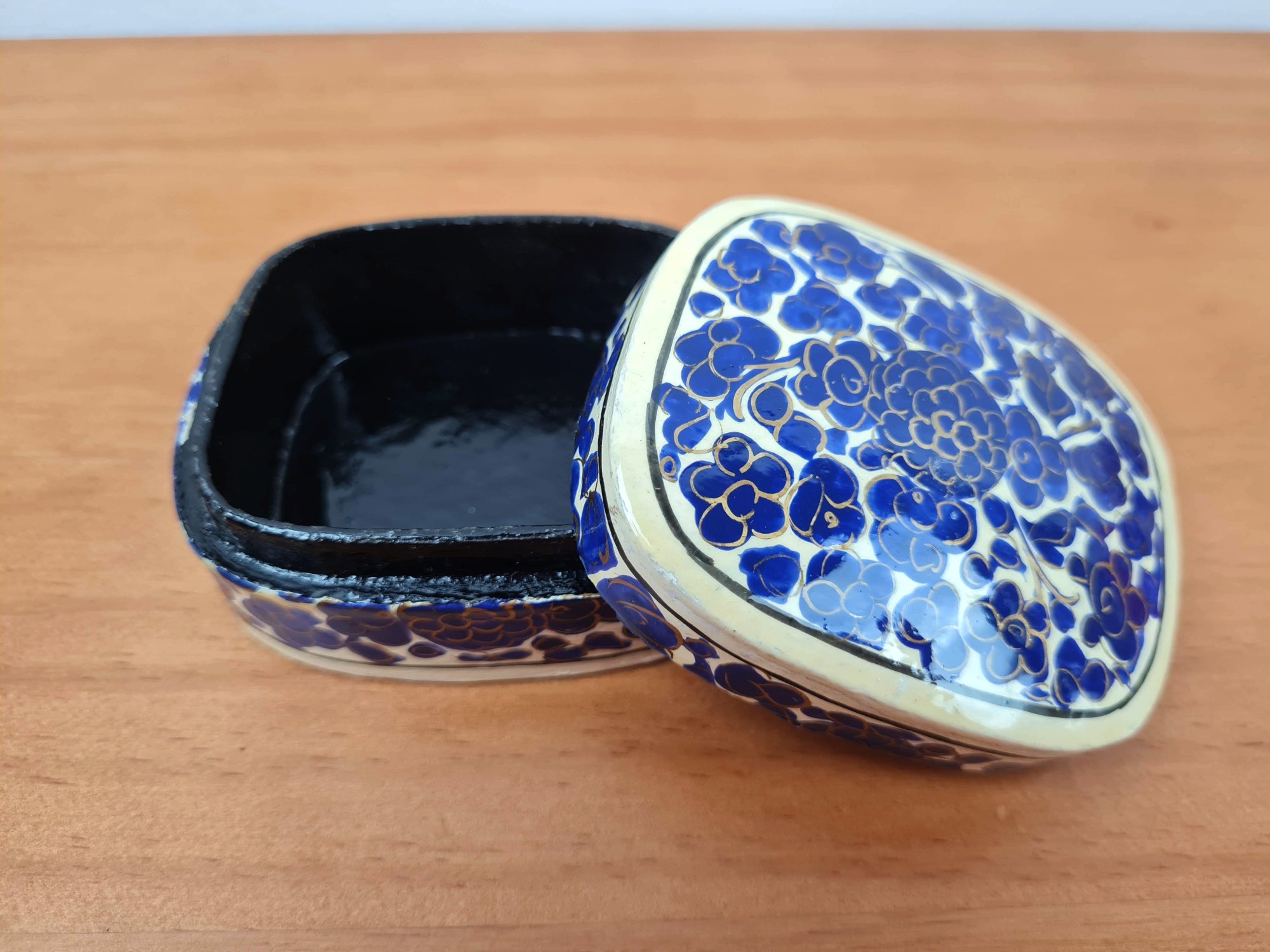 Caixa indiana de papel machê feita a mão retangular creme e azul M ...