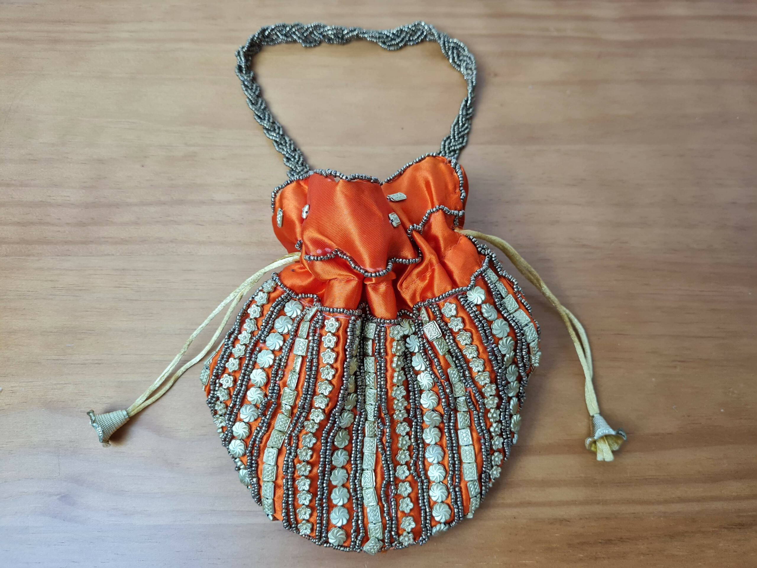 Bolsa indiana de saco cetim bordado laranja com dourado – Bazar Indiano