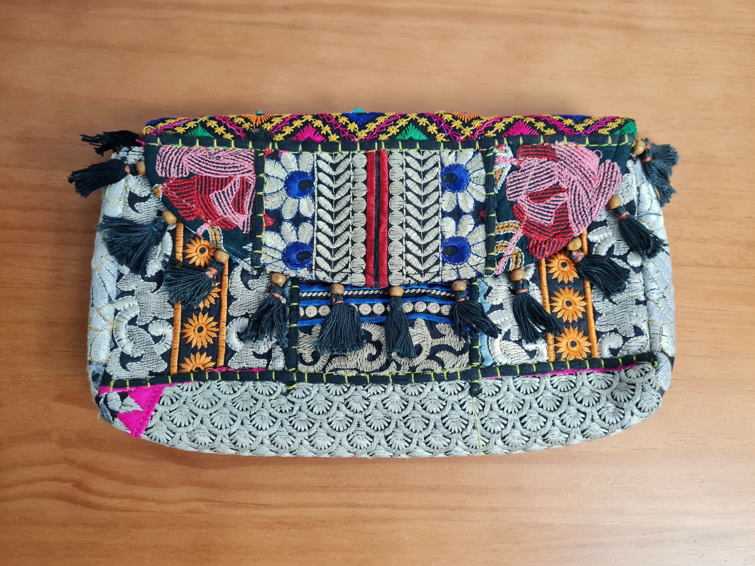 Bolsa indiana Banjara 100% bordada a mão preto e coloridos – Bazar Indiano