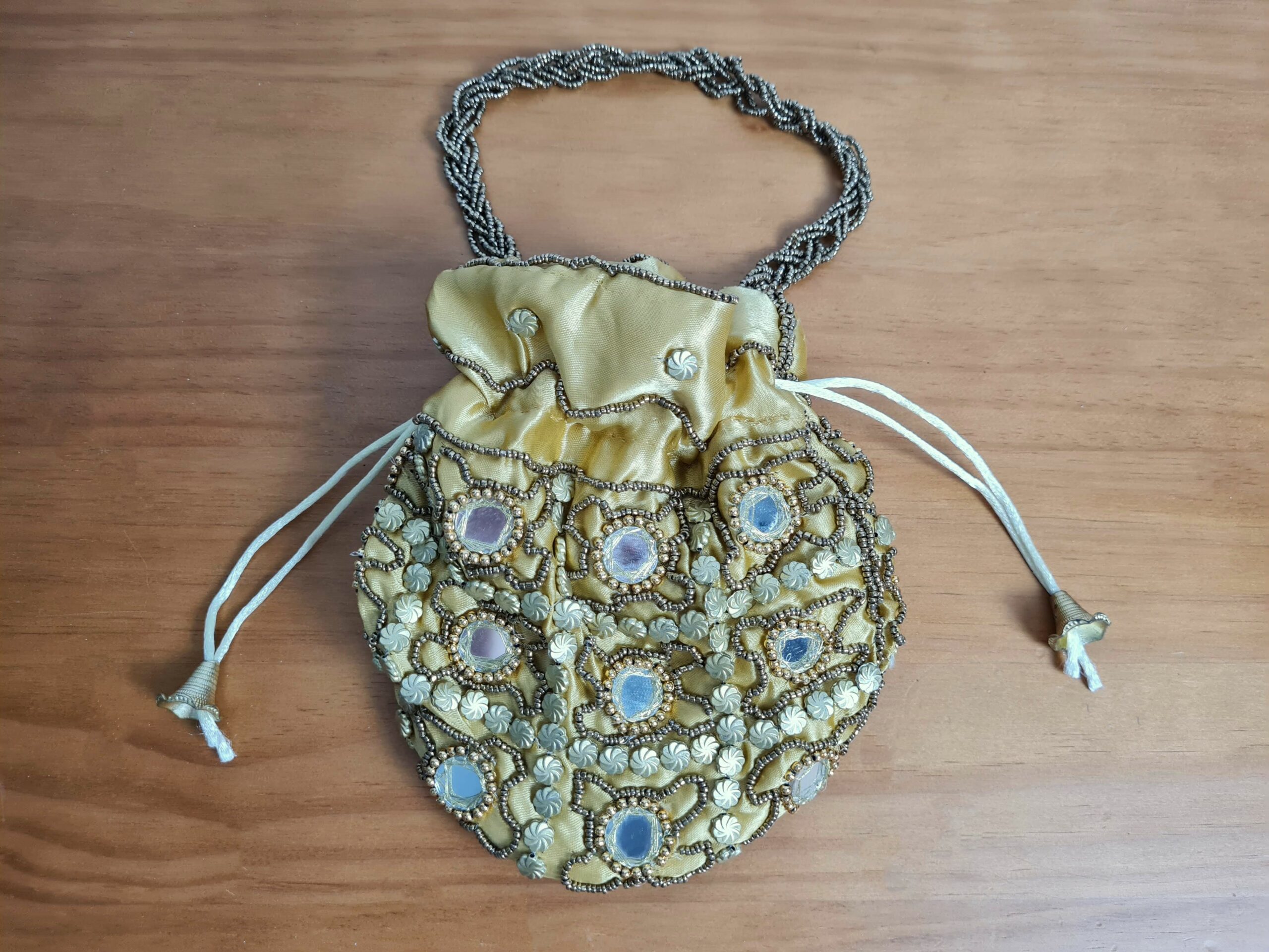 Bolsa indiana de saco cetim bordado e espelhos amarelo com dourado ...