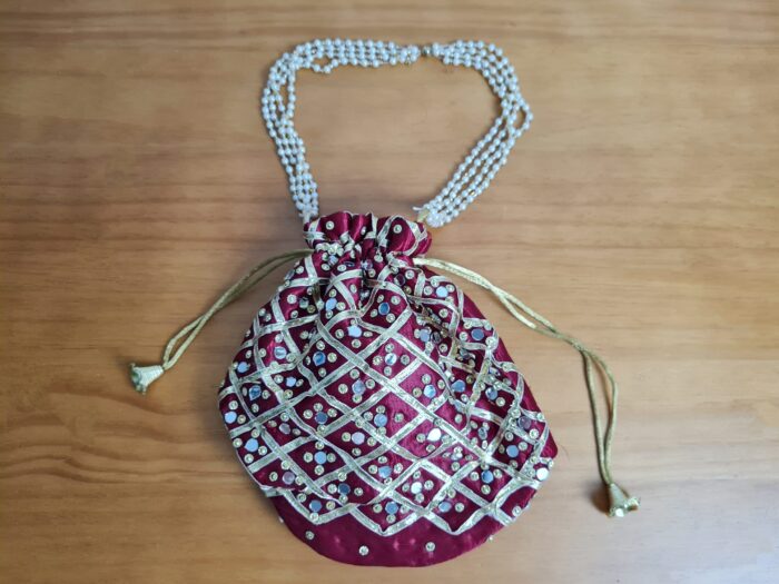 Bolsa indiana de saco cetim bordado cereja com dourado – Bazar Indiano
